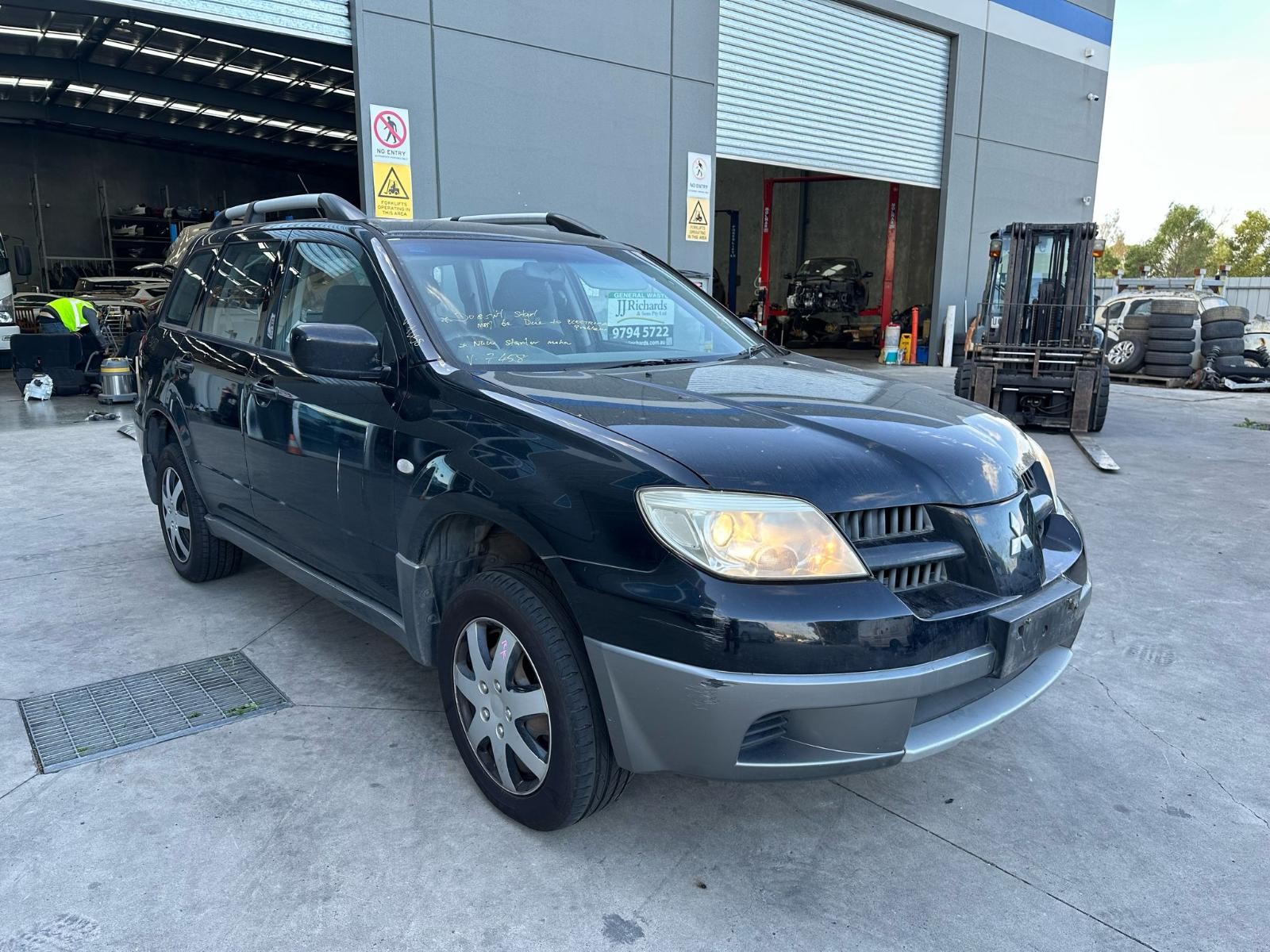MITSUBISHI OUTLANDER ZE 12/2002-09/2006 COURTESY LIGHT - MMM Auto Centre