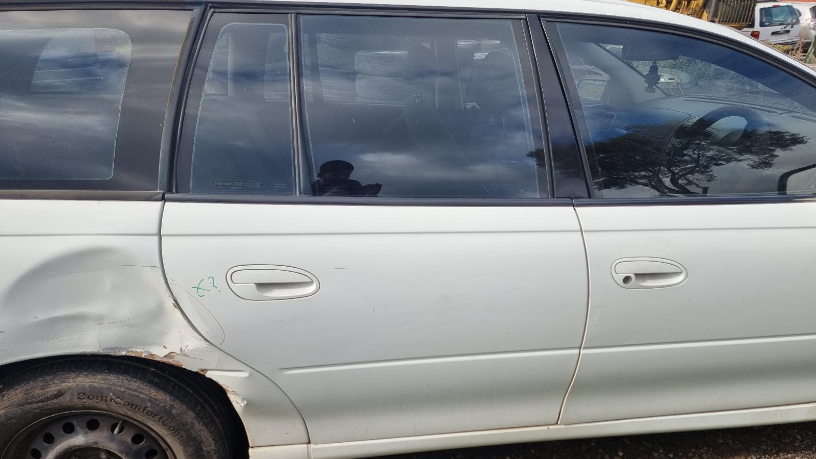 HOLDEN COMMODORE VT S2-VZ 06/1999-09/2007 RIGHT FRONT DOOR WAGON BOLT ...