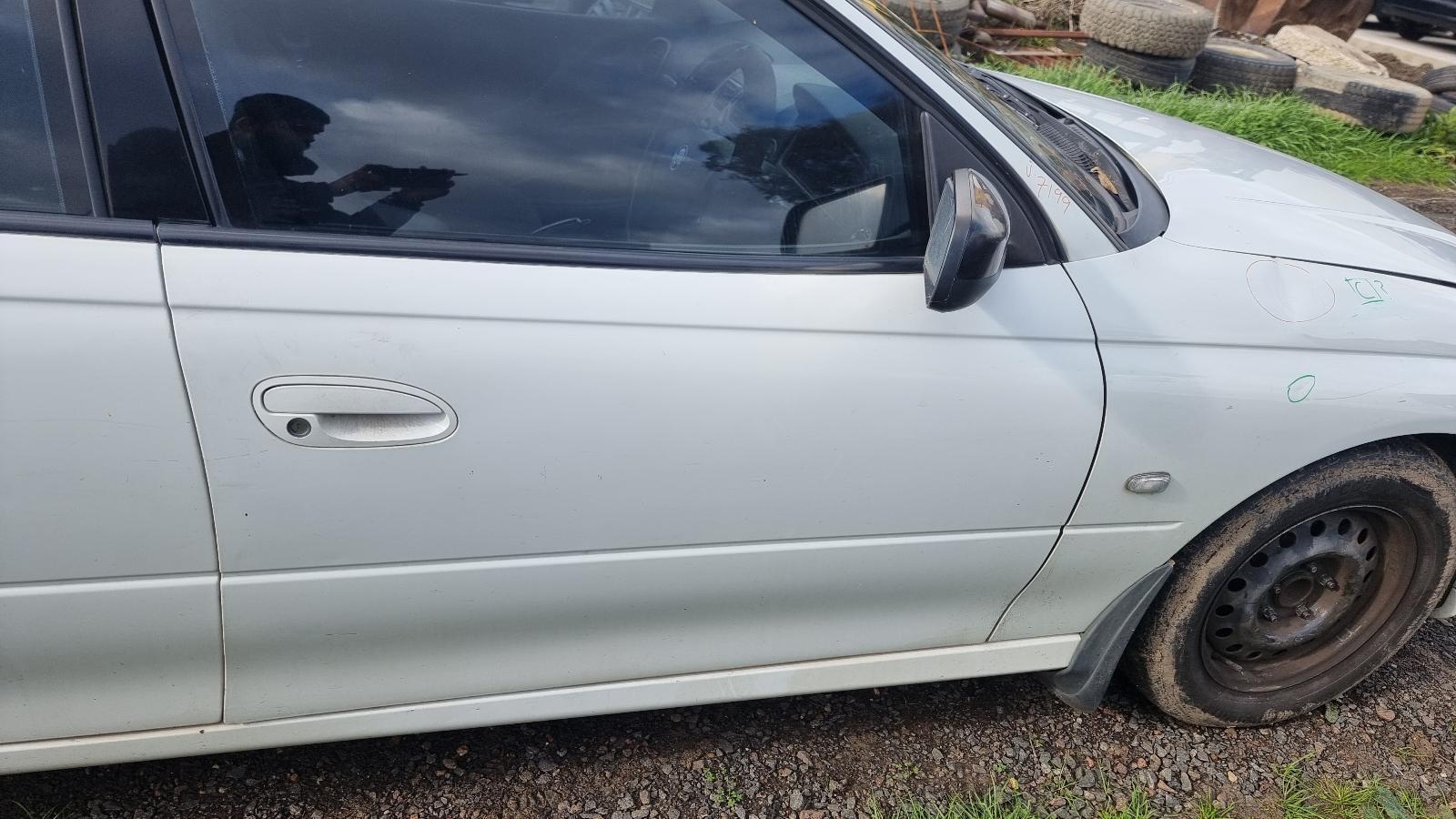 HOLDEN COMMODORE VT S2-VZ 06/1999-09/2007 RIGHT FRONT DOOR WAGON BOLT ...