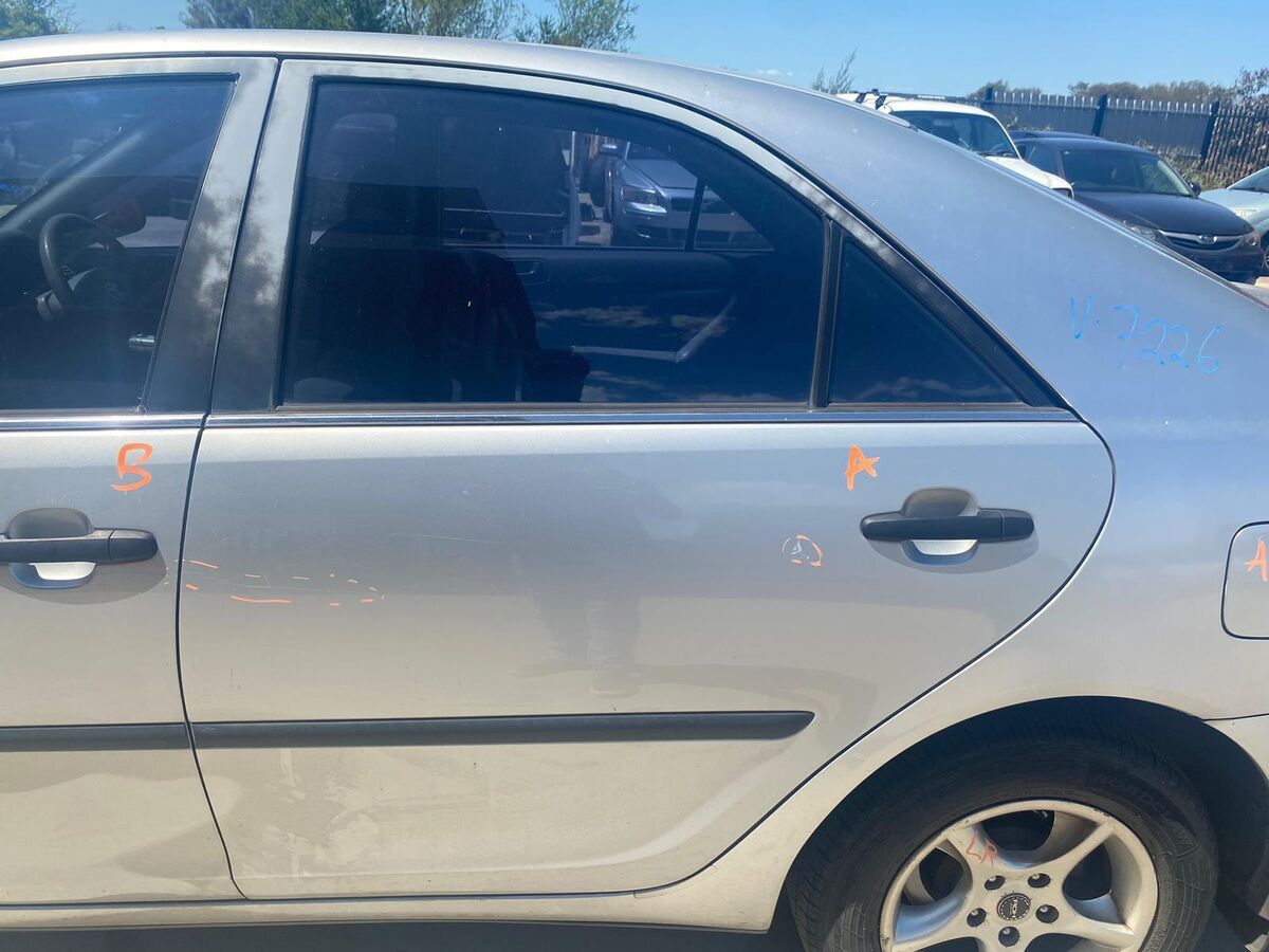 TOYOTA CAMRY SK36 08/2002-05/2006 LEFT REAR DOOR WINDOW GREEN TINT ...